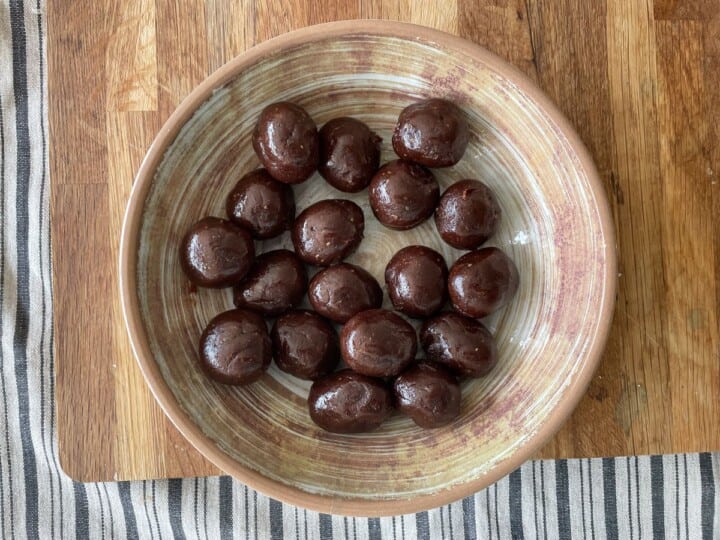 Ka'ak el Eid - Palestinian Date Cookies | butfirstchai.com